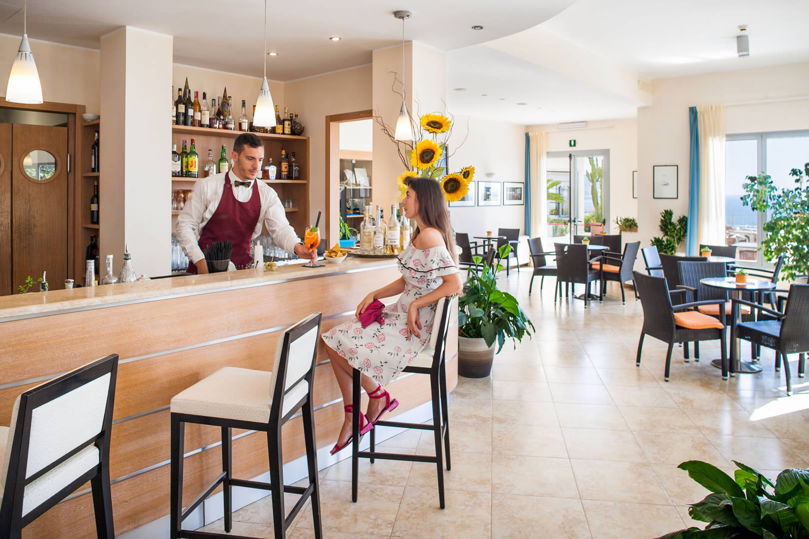 Seafront Lounge Bar in Diano Marina | Aperitifs with a View on the